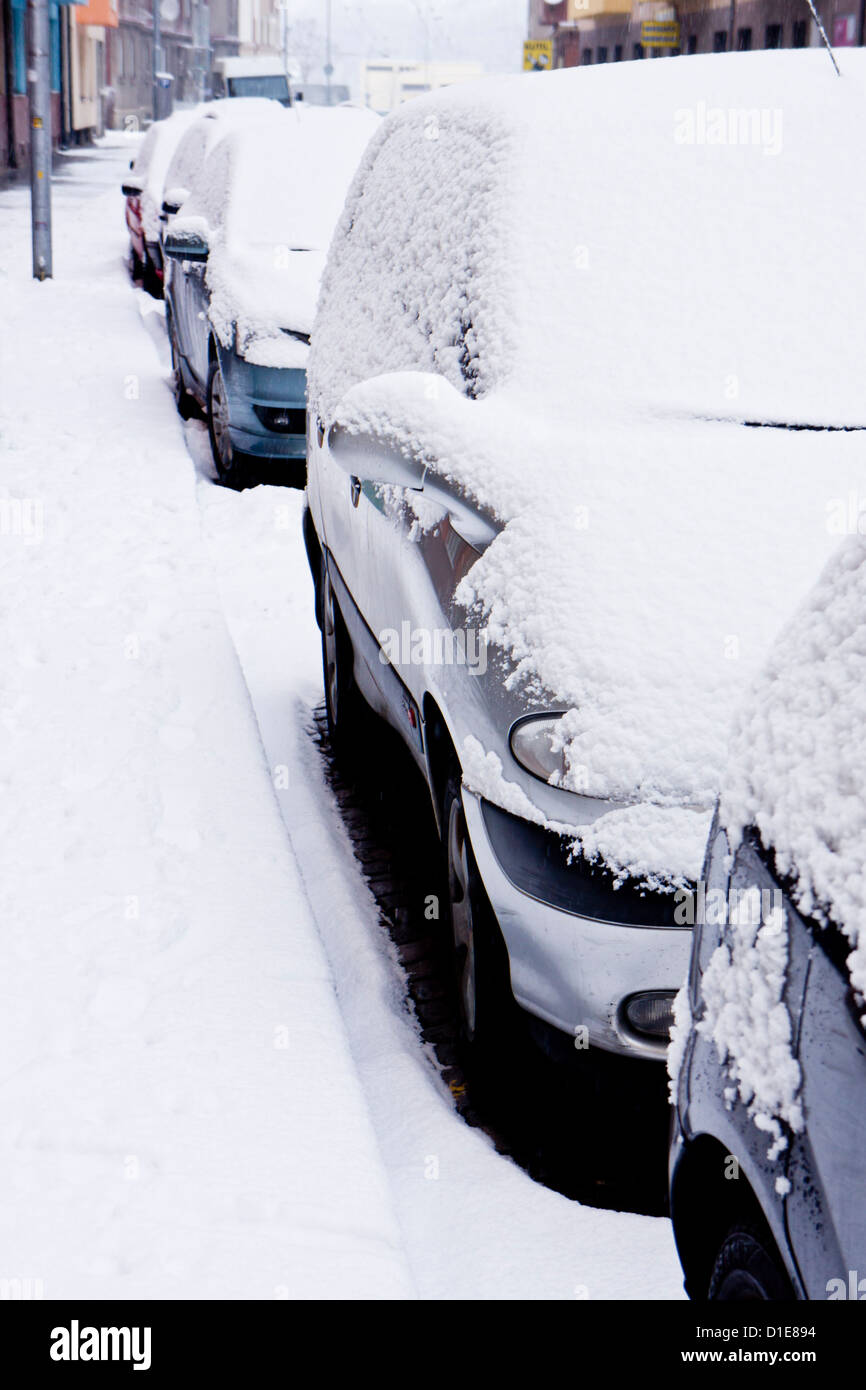 Vehicles covered in snow hi-res stock photography and images - Alamy