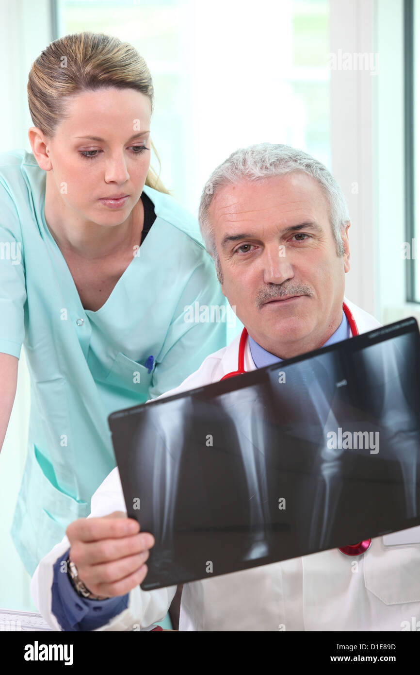 Orthopedic surgeon and assistant Stock Photo - Alamy