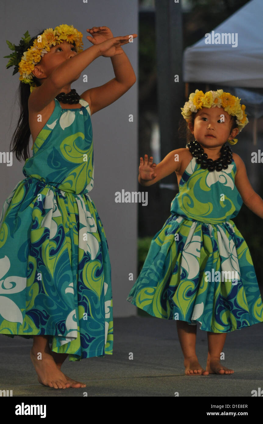 Naha (Okinawa, Japan), Hawaiian Hula dancers Stock Photo - Alamy