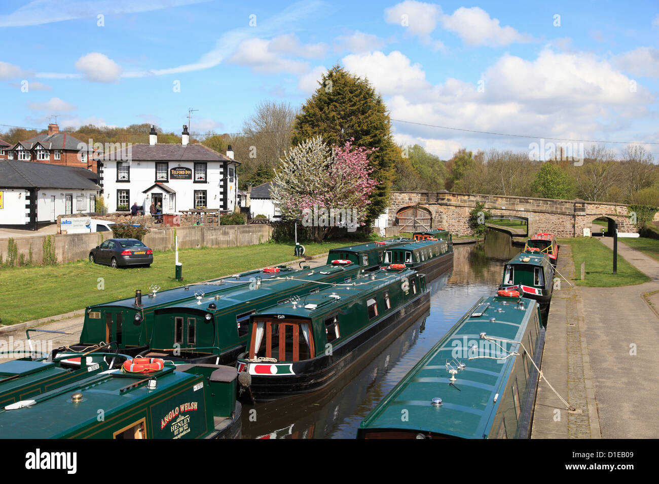 Canals narrow boats hi-res stock photography and images - Alamy