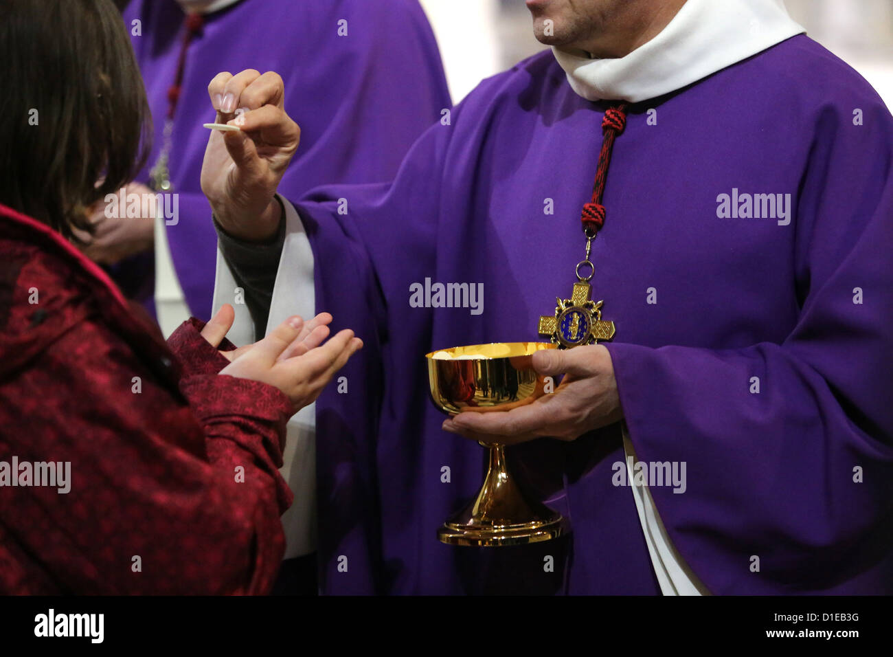 Holy communion catholic mass hi-res stock photography and images - Alamy