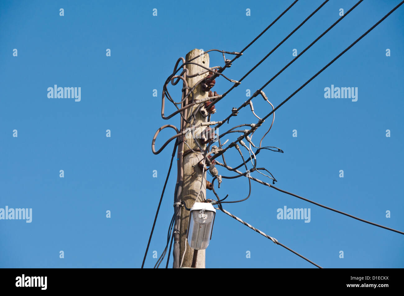 Wooden electric pole cables hi-res stock photography and images - Alamy