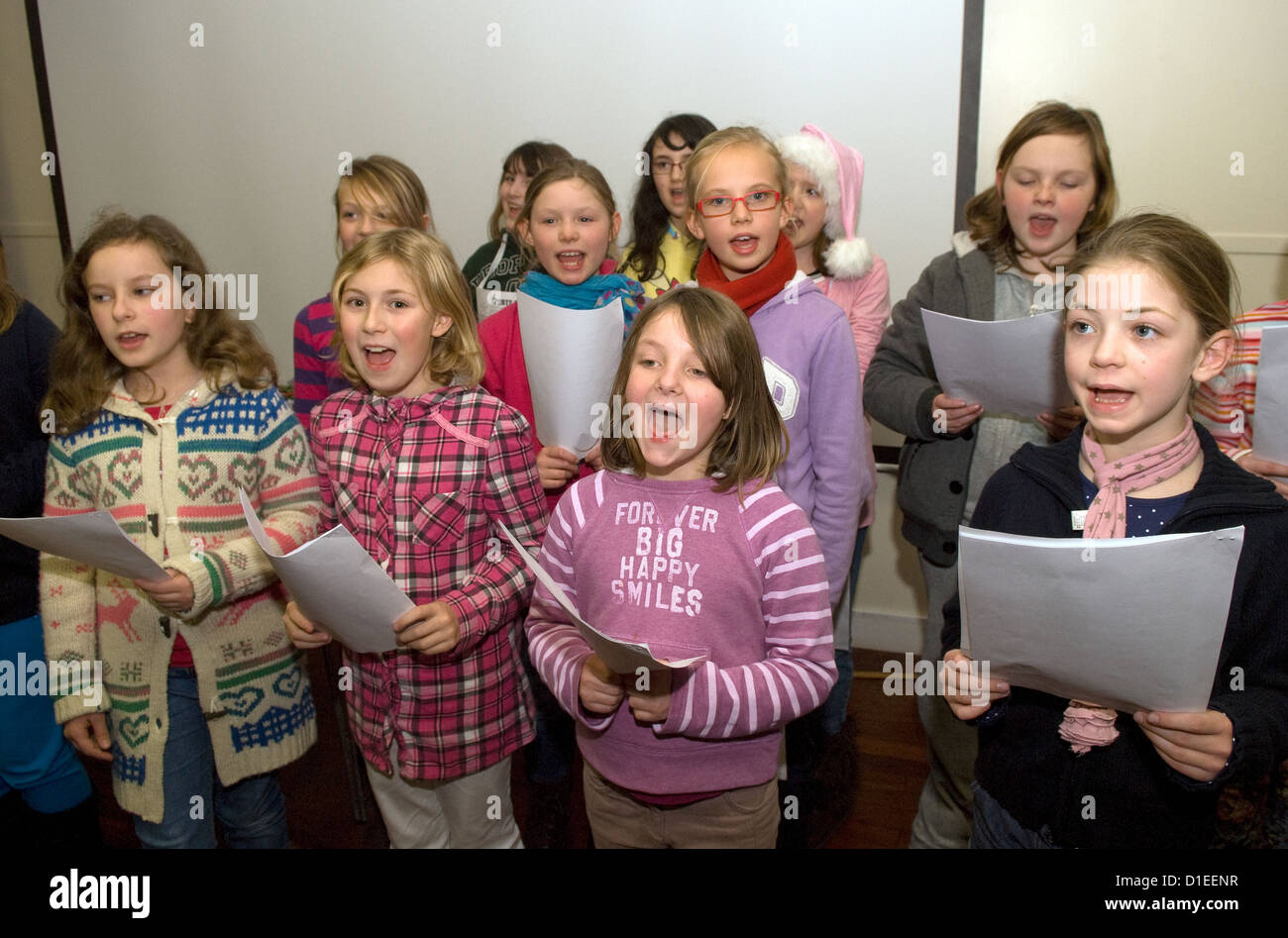 Kids singing christmas carols hi-res stock photography and images - Alamy