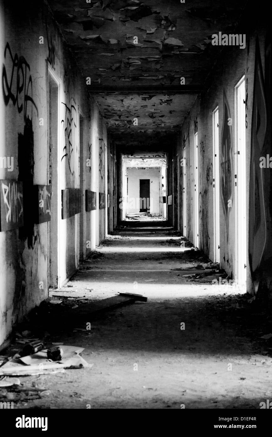 White walls paint hallway hi-res stock photography and images - Alamy