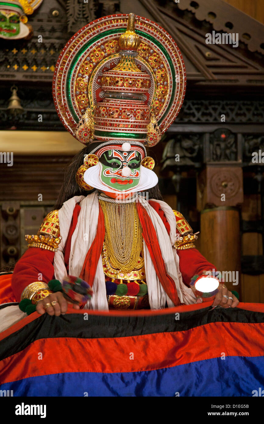 Kathakali dancing hi-res stock photography and images - Alamy
