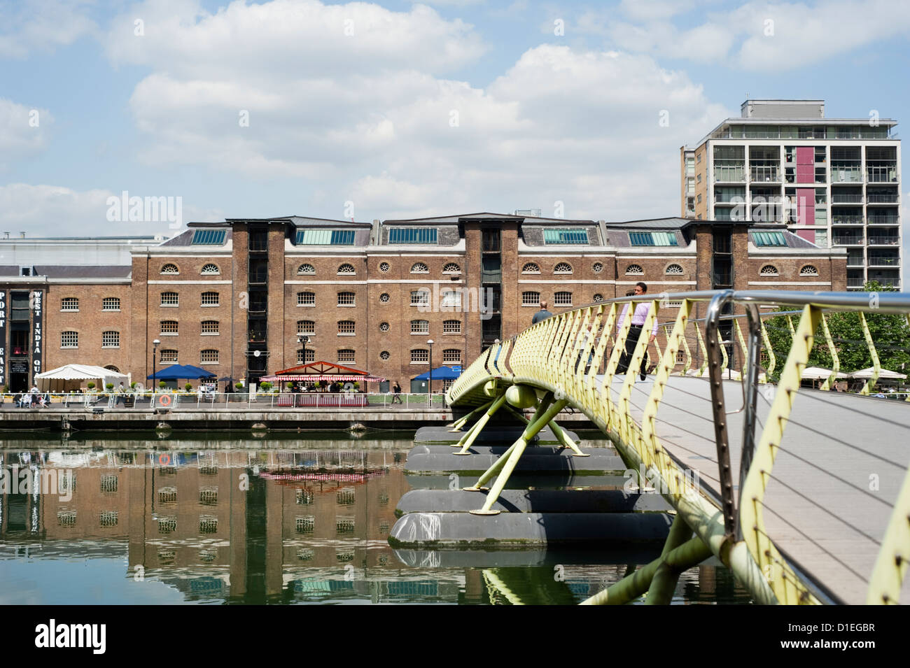 The floating pontoon bridge in the North Quay at Canary Wharf, London ...