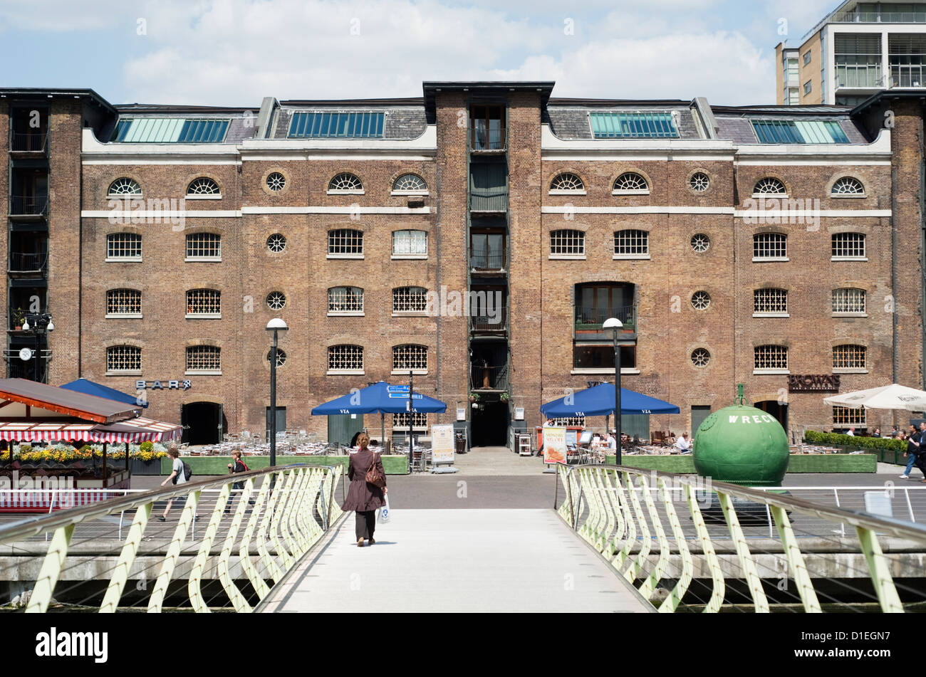 The floating pontoon bridge in the North Quay at Canary Wharf, London ...