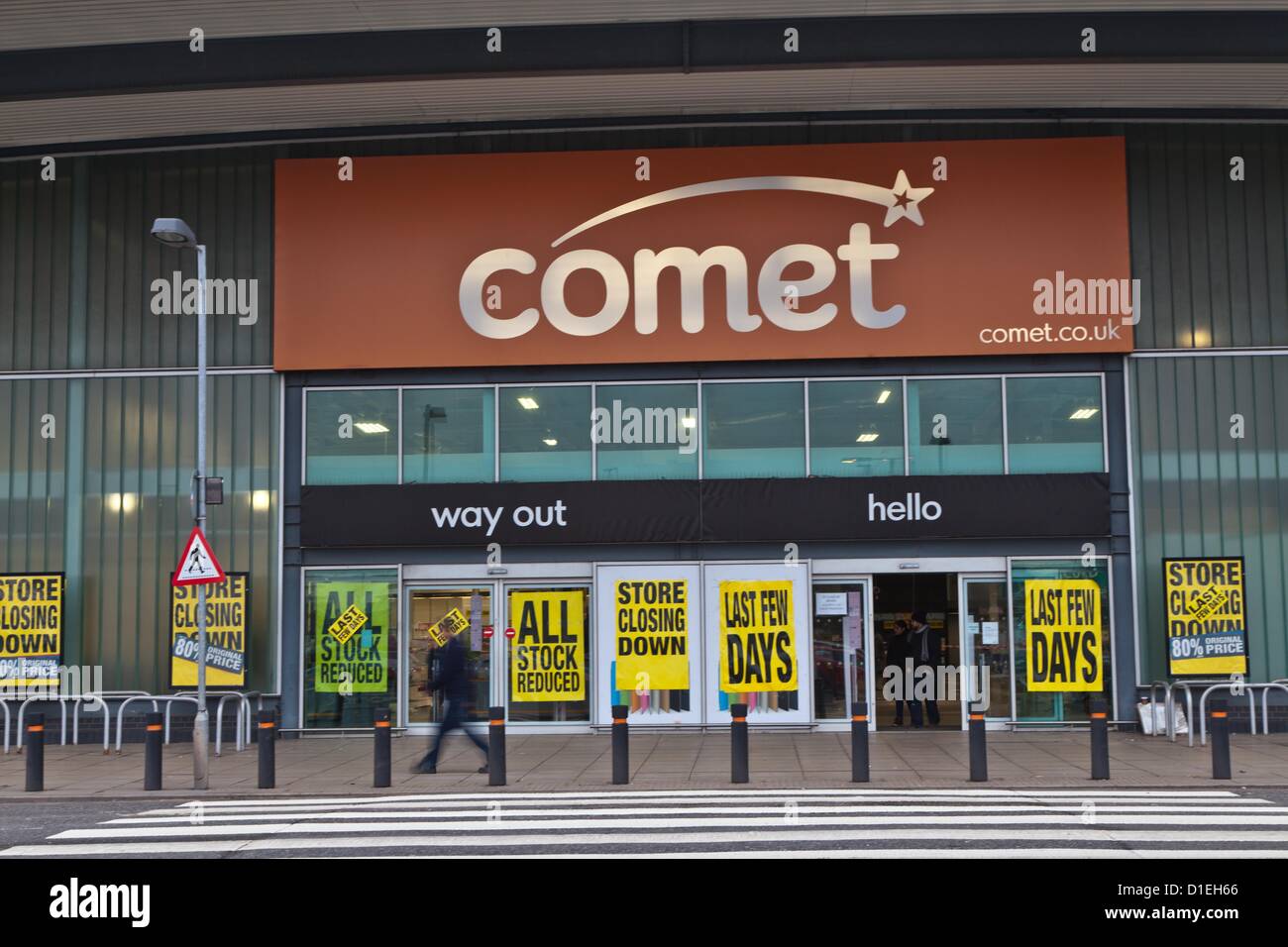 London, UK. 18th December 2012 Members of the public go into a Comet ...