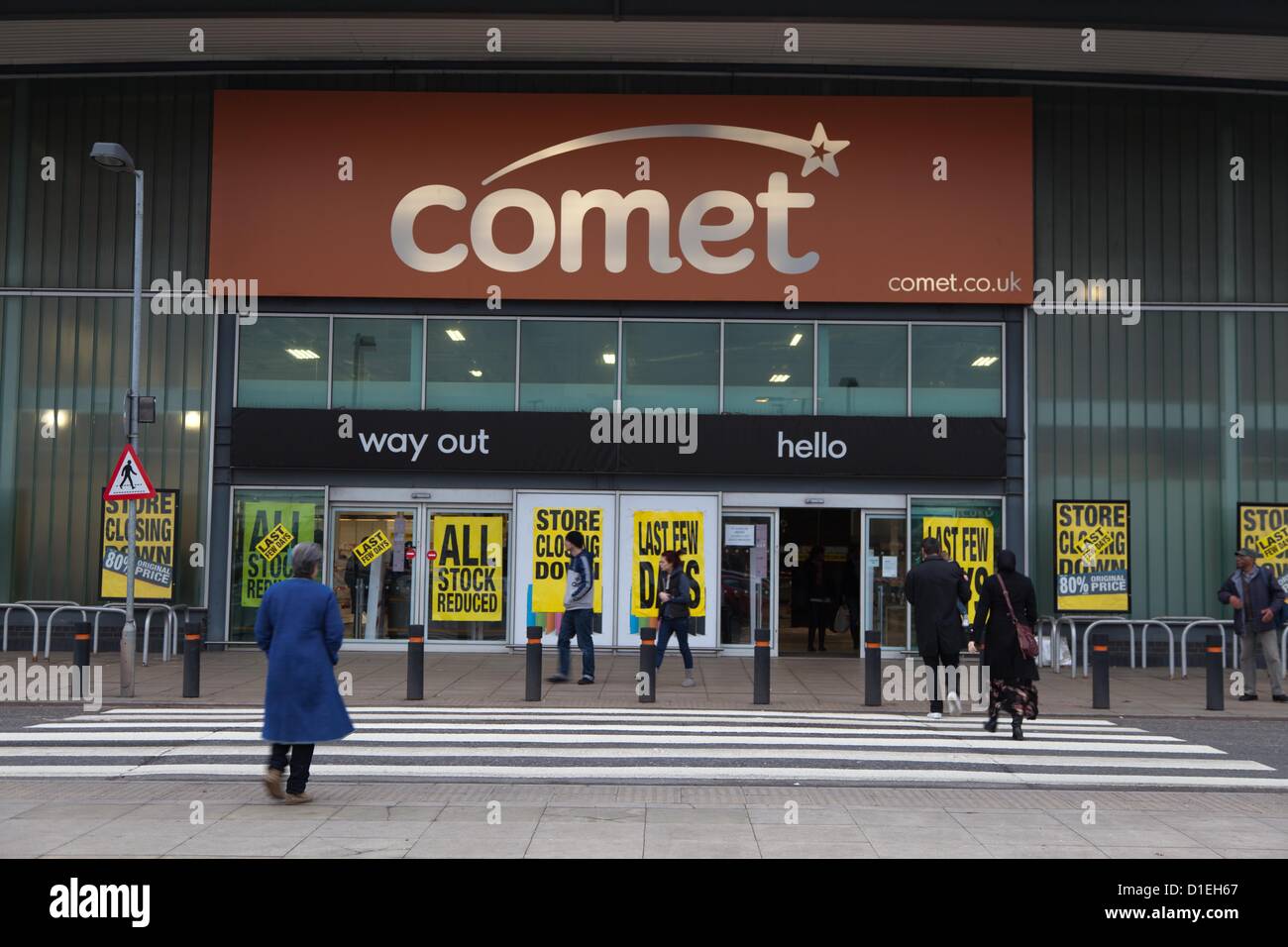 London, UK. 18th December 2012 Members of the public go into a Comet ...
