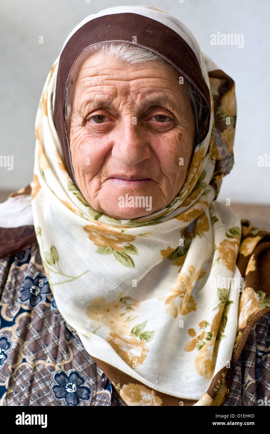 A portrait of an elderly Arab woman in the Turkish town of Savur Stock ...