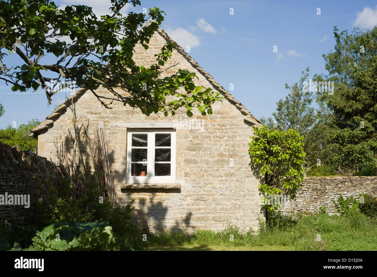 Cotswolds architecture stone walls uk hi-res stock photography and ...