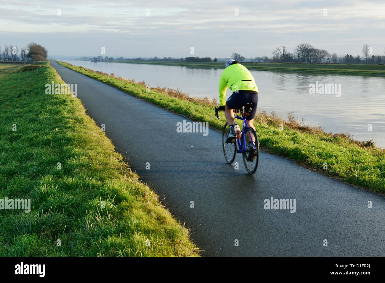 The River Dee cycle path which runs on the top of the protective flood ...