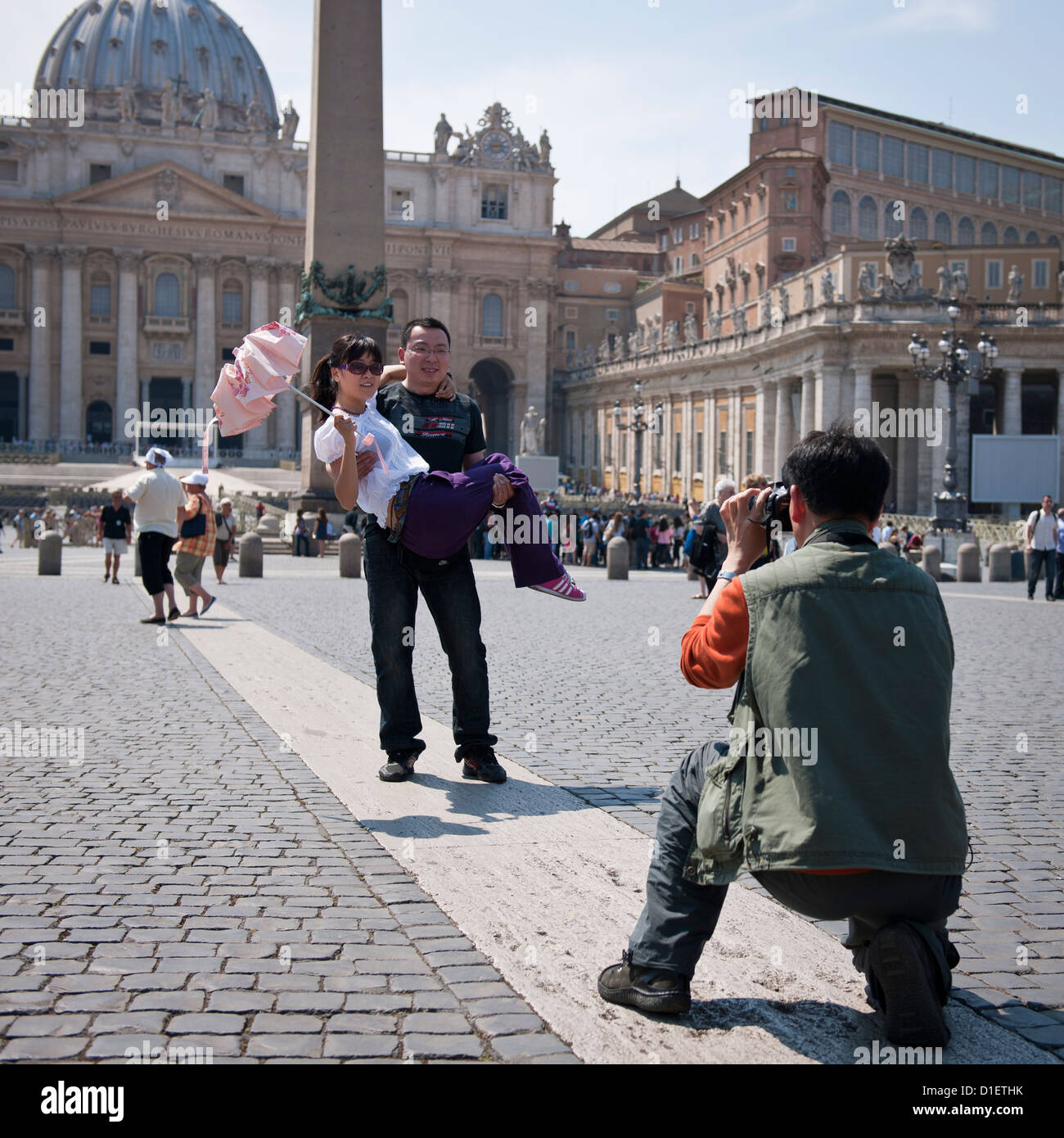 Tourists posing for photos, St Peter's Square Stock Photo - Alamy