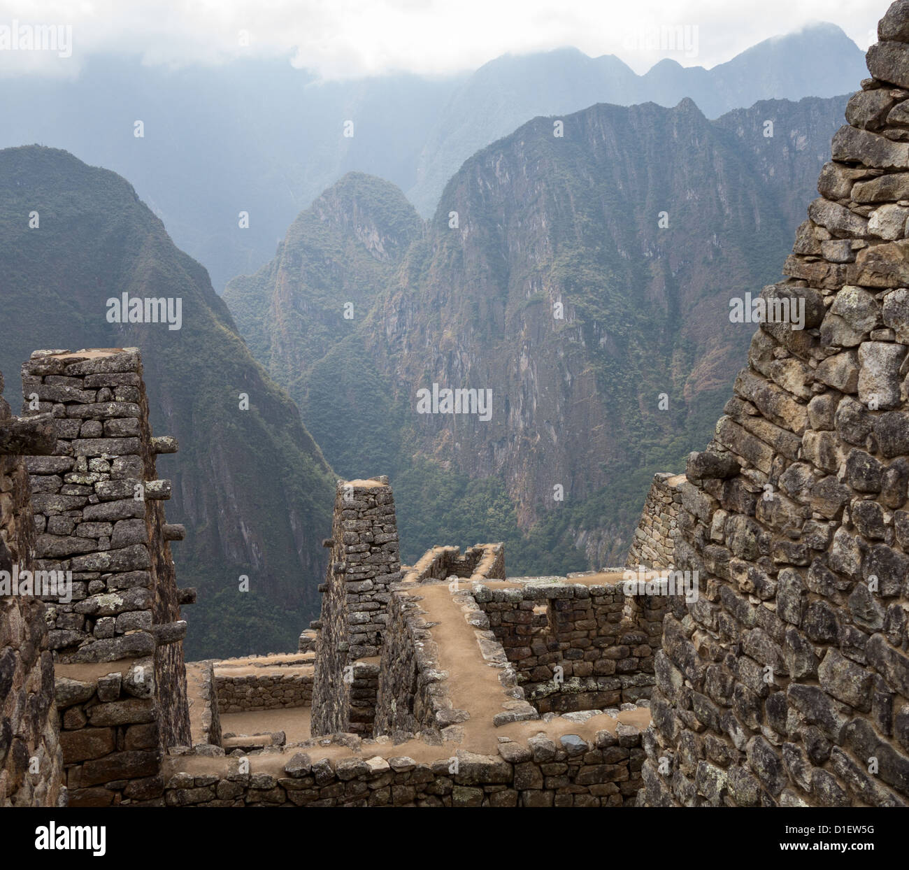Machu picchu stone walls buildings hi-res stock photography and images ...