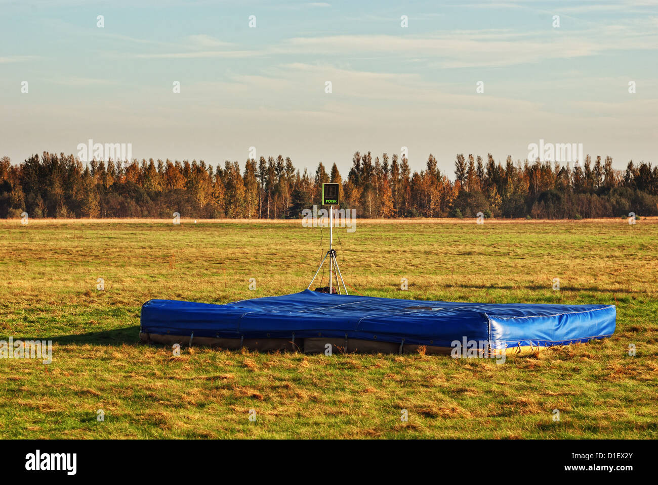 Athlete landing mat hi-res stock photography and images - Alamy