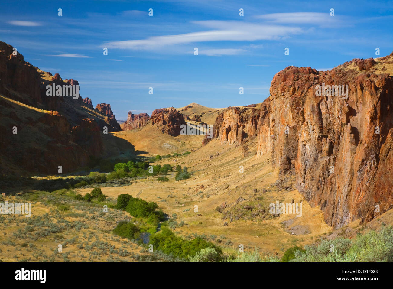 Deep valley hi-res stock photography and images - Alamy