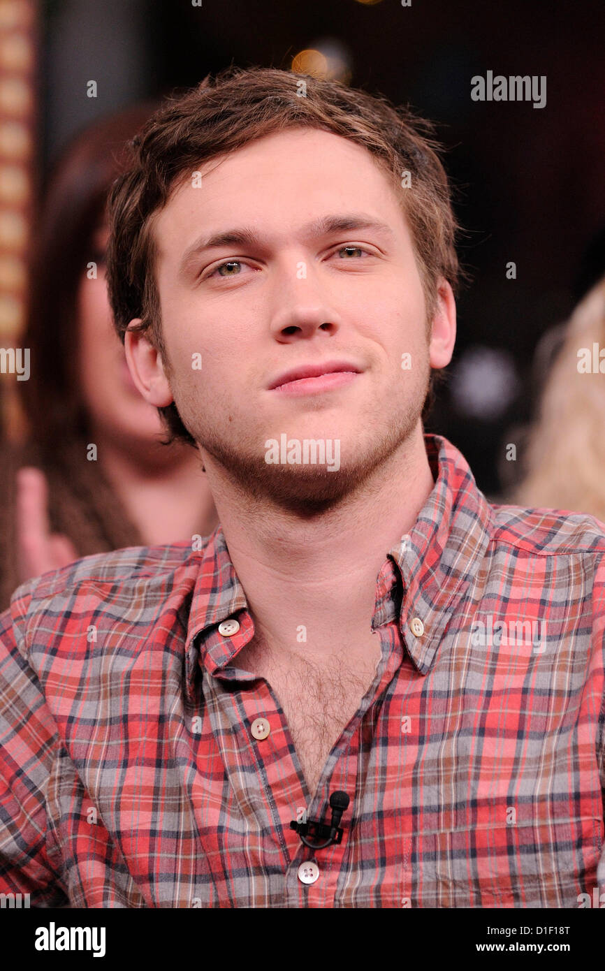 American Idol winner Phillip Phillips interview and performance on ...