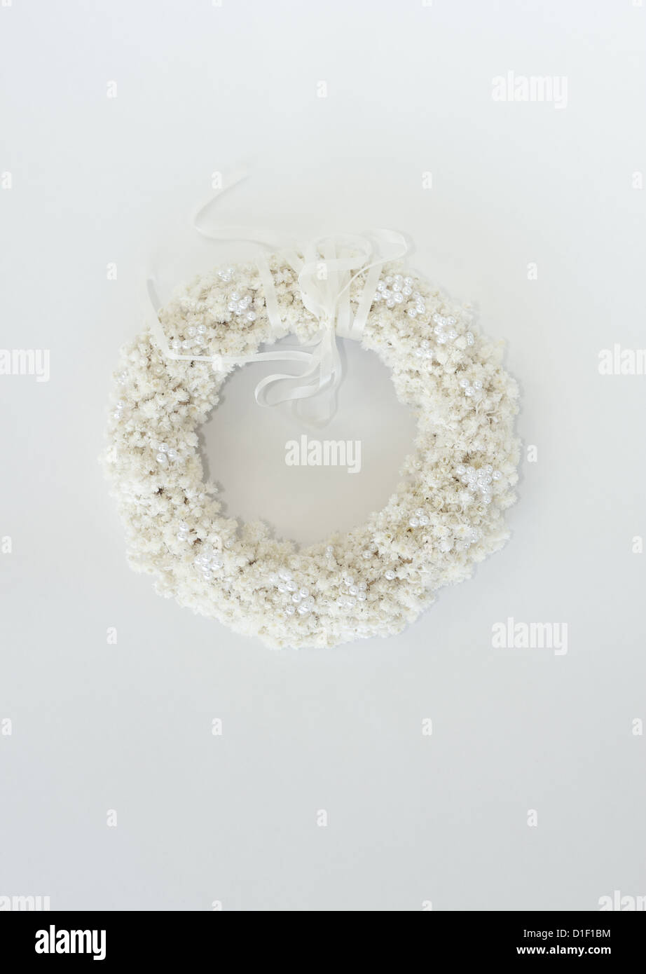 White flower wreath Stock Photo - Alamy