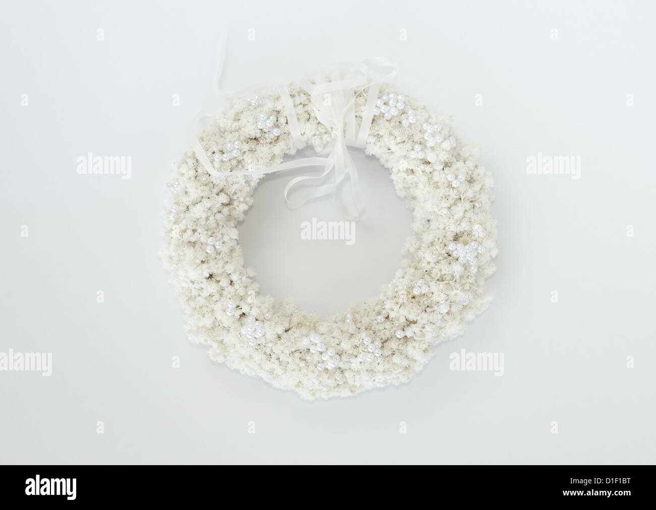 White flower wreath Stock Photo - Alamy