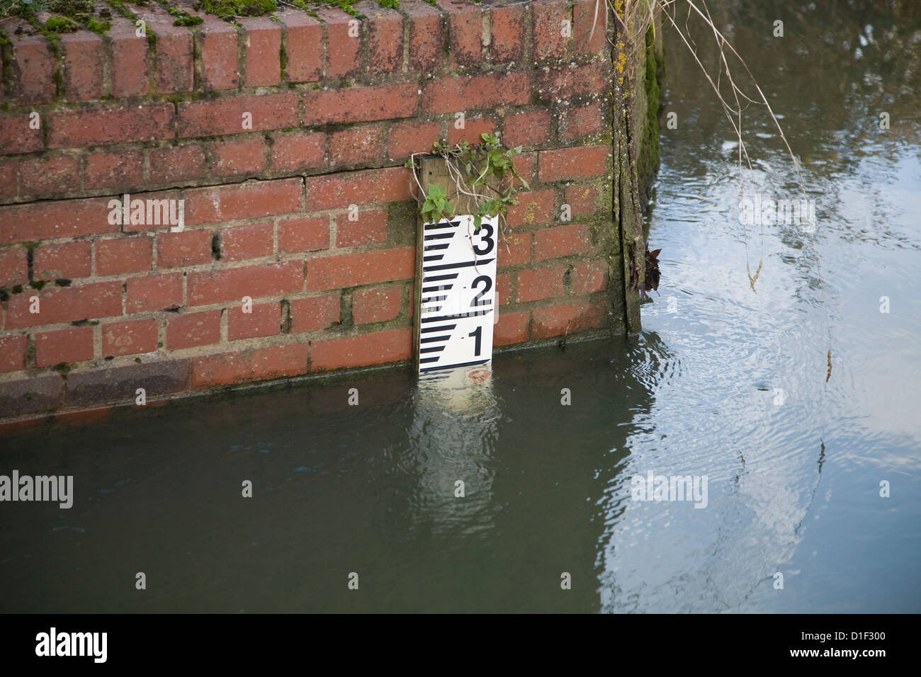 River depth measuring scale Whitebridge Weir, River Deben, Suffolk ...