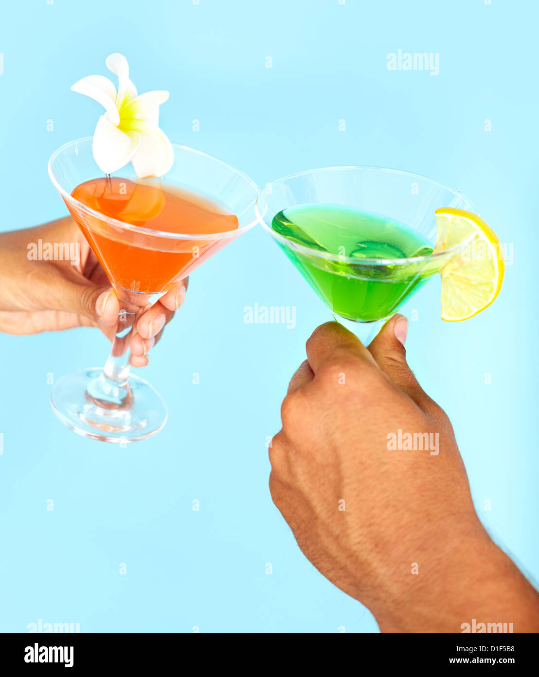 Couple toasting cocktails in resort hi-res stock photography and images ...