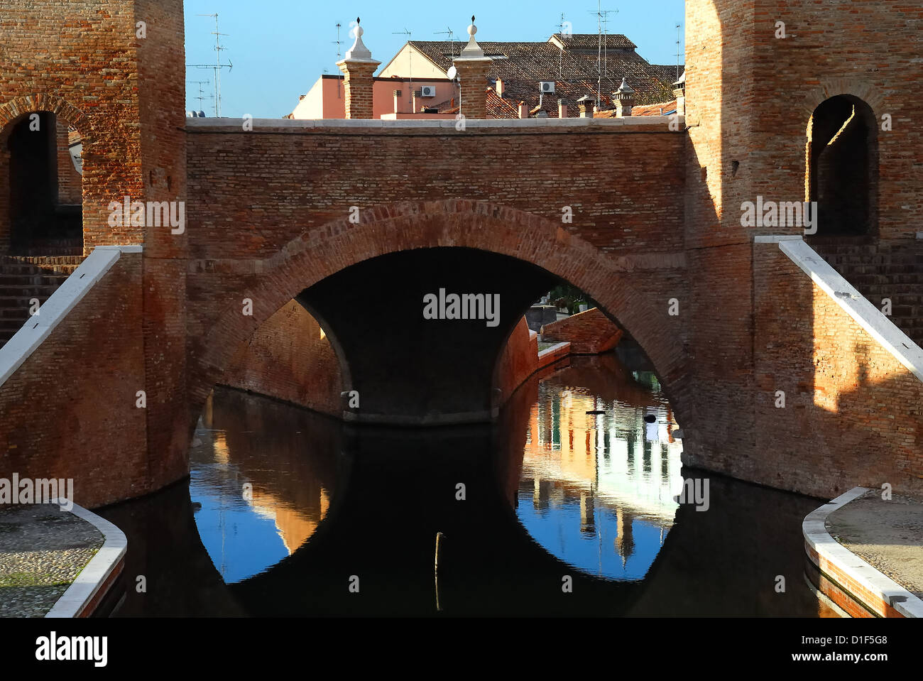 Italy, Emilia Romagna, Comacchio : the famous bridge named "Trepponti ...