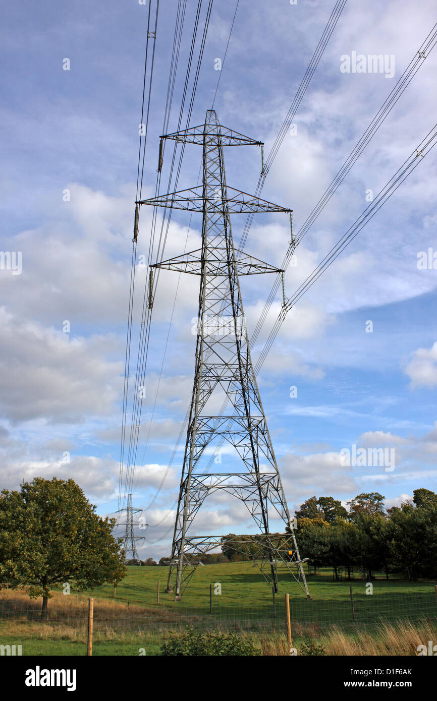 NATIONAL GRID ELECTRICITY PYLON AND OVERHEAD 400kv CABLES. ESSEX UK ...