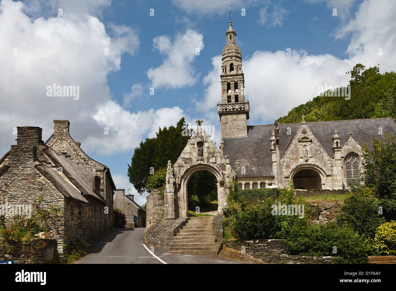 Le Vieux Bourg and la Chapelle Notre Dame, Chateaulin, Finistère ...