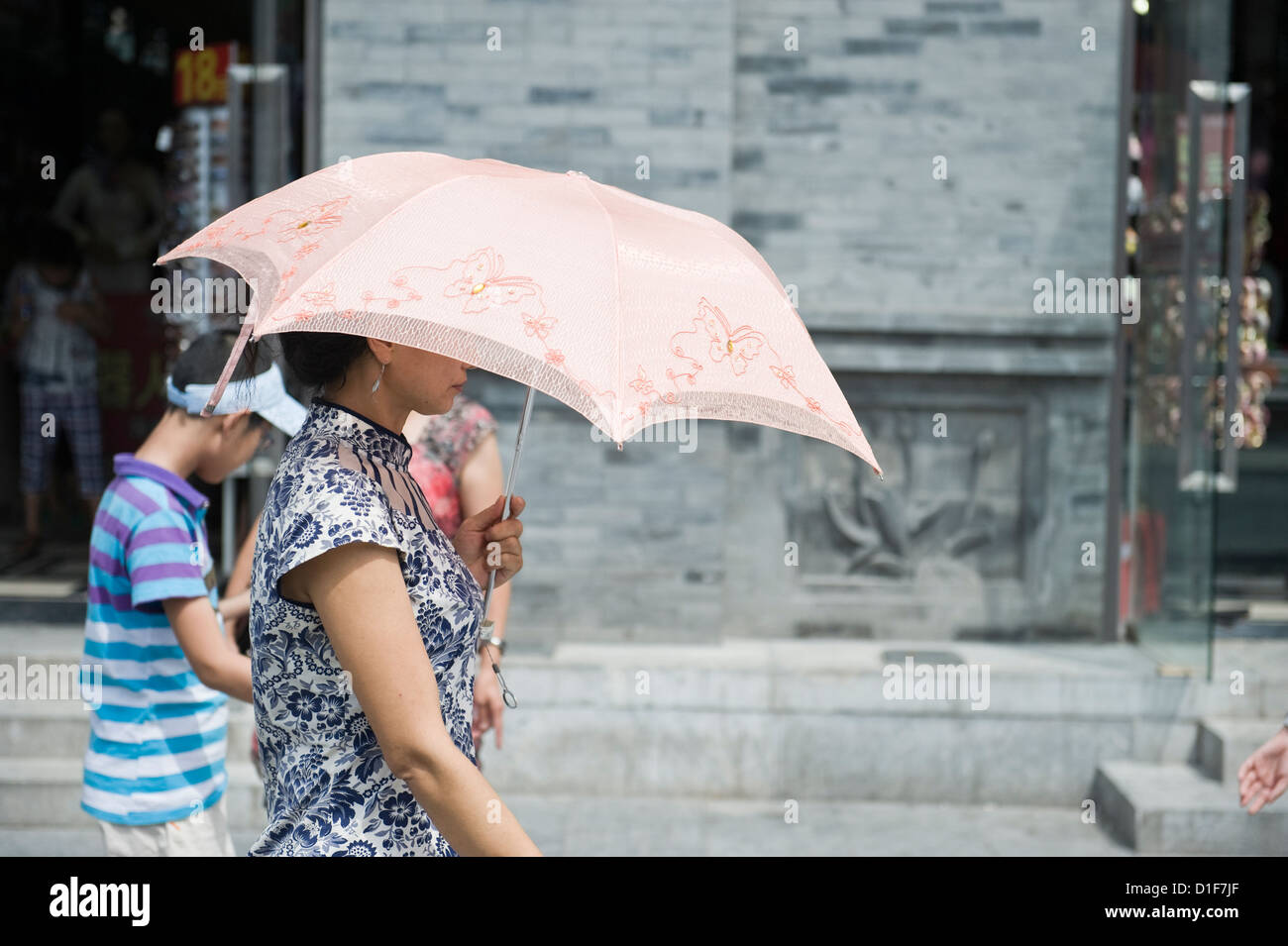 Chinese lady under umbrella Stock Photo - Alamy
