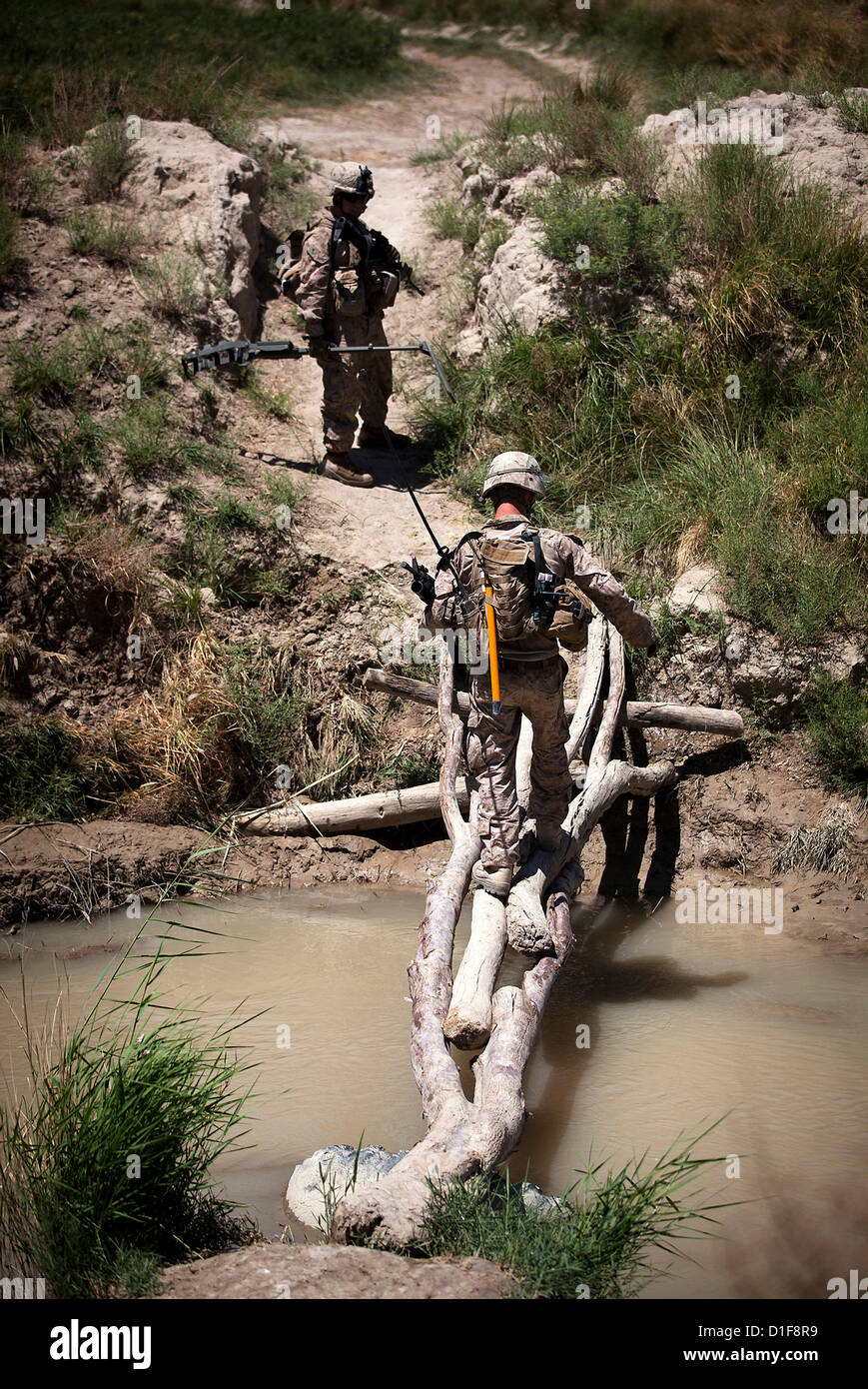 American military crossing a bridge hi-res stock photography and images ...