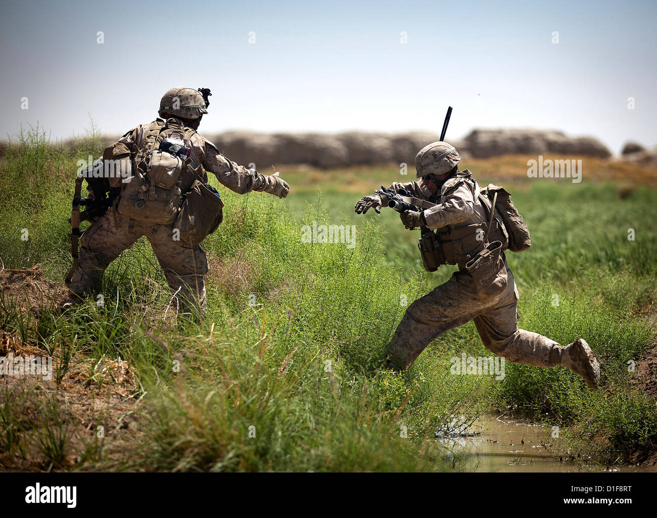 Soldier jumping hi-res stock photography and images - Alamy
