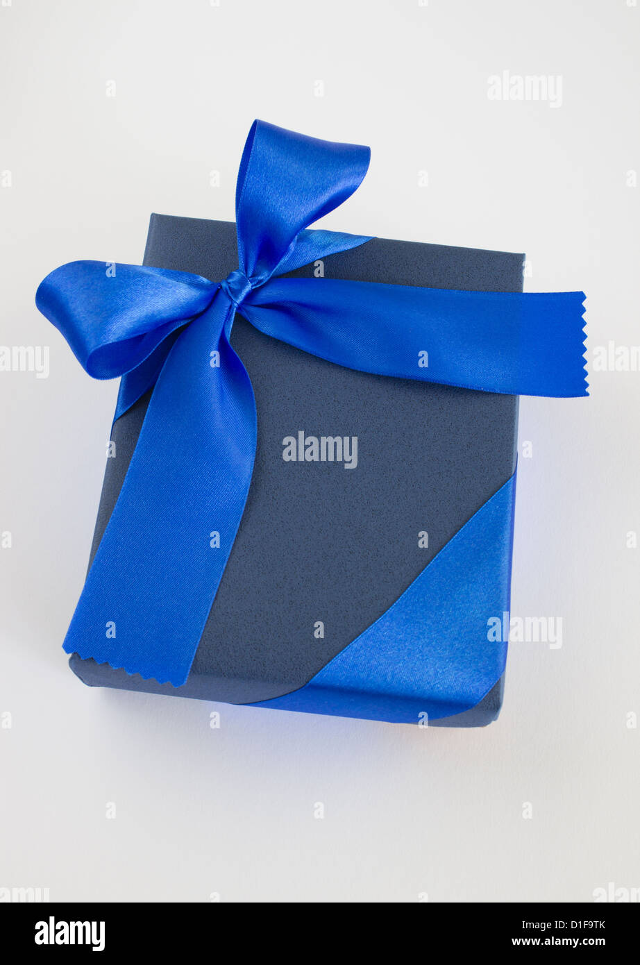 Blue gift box Stock Photo - Alamy