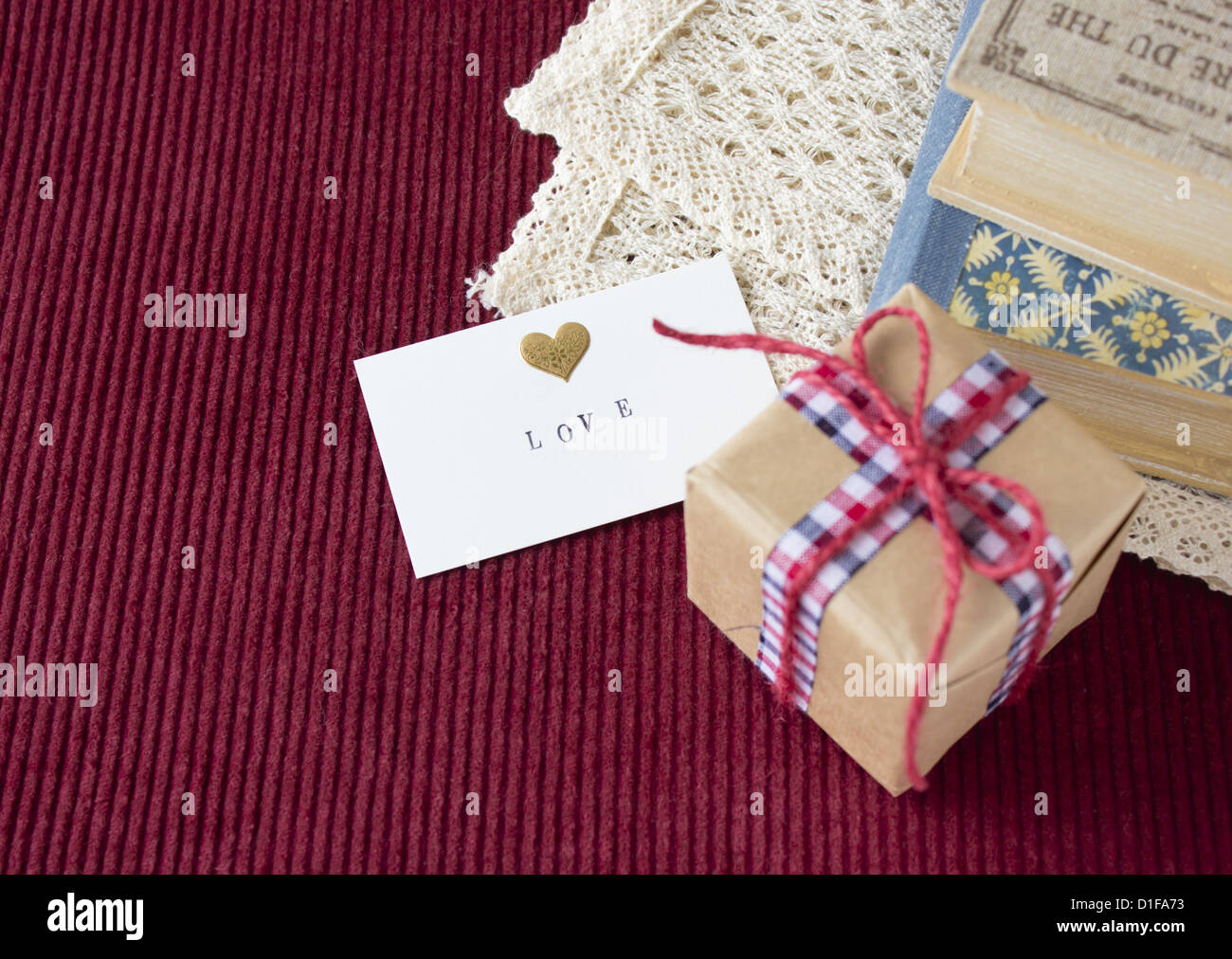 Gift box and a message card Stock Photo - Alamy
