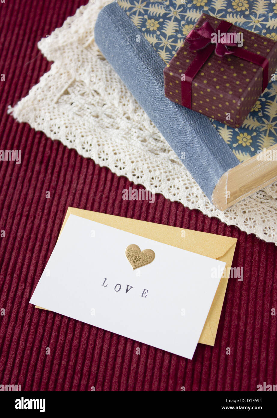 Gift box and a message card Stock Photo - Alamy
