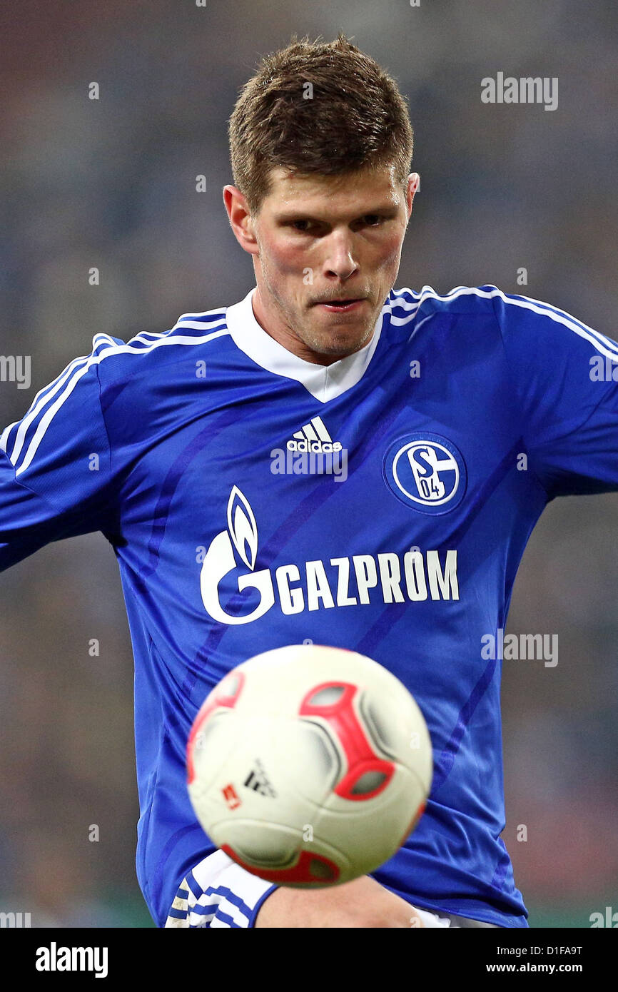 Schalke's Klaas-Jan Huntelaar in action during the DFB cup round of ...