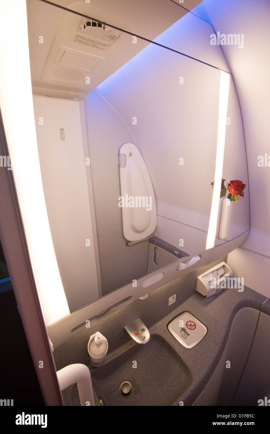 Boeing 787 dreamliner interior hi-res stock photography and images - Alamy