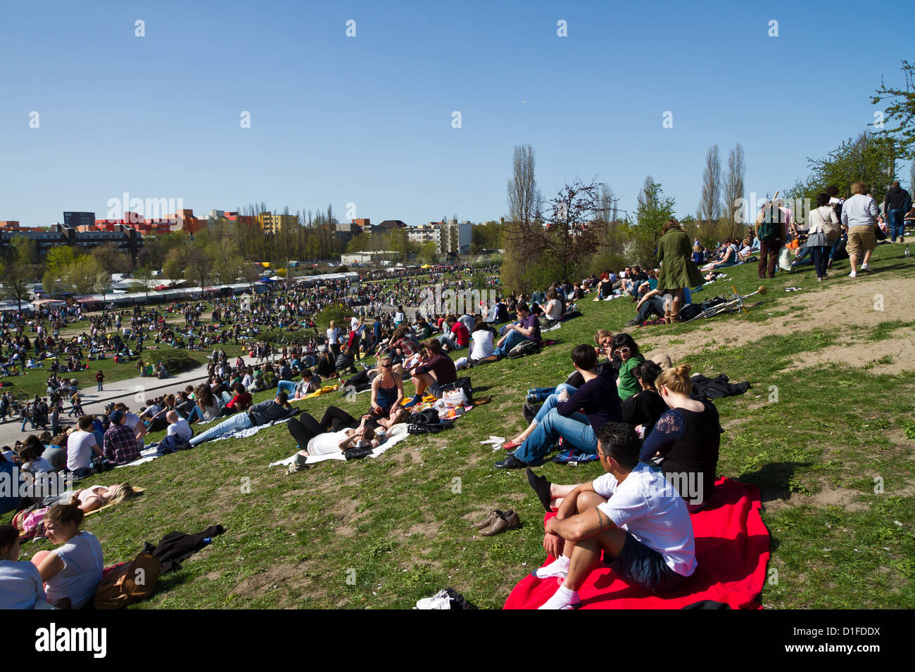 Young People enjoying a sunny Sunday Afternoon in the Berlin Mauerpark ...