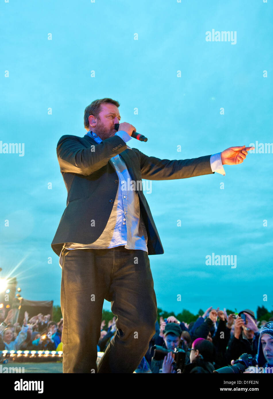 Singer from elbow hi-res stock photography and images - Alamy