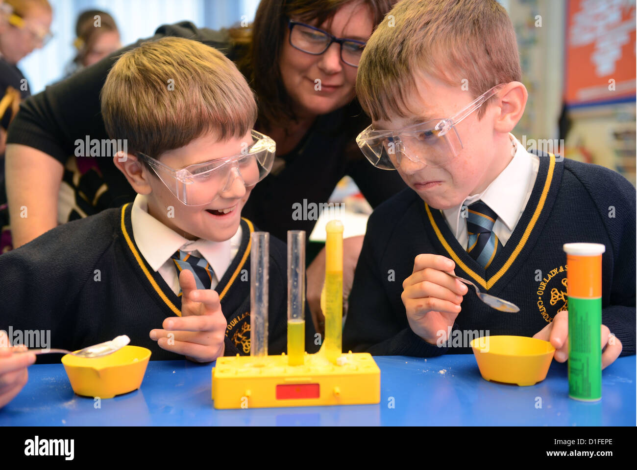 Kids science class uk hi-res stock photography and images - Alamy
