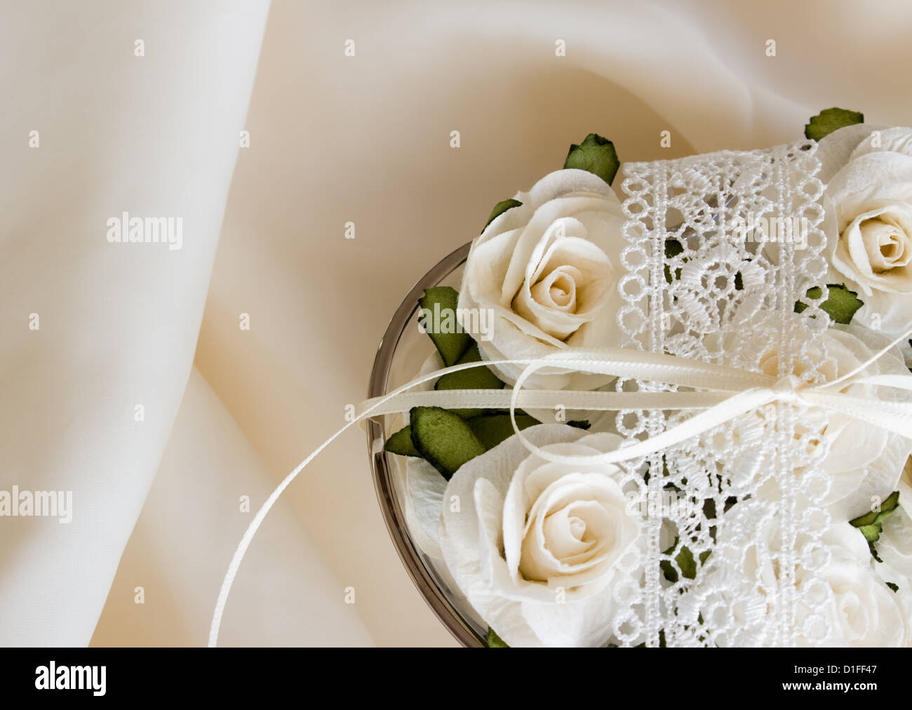 Flower arrangement of white roses Stock Photo - Alamy