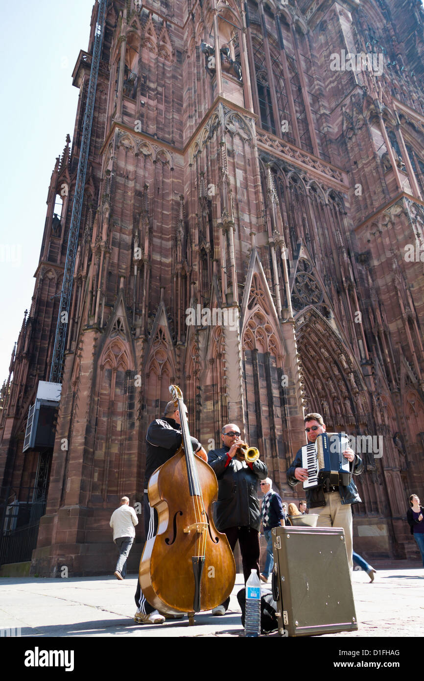 Street Musicians playing Music on the Cathedral Square in Strasbourg ...