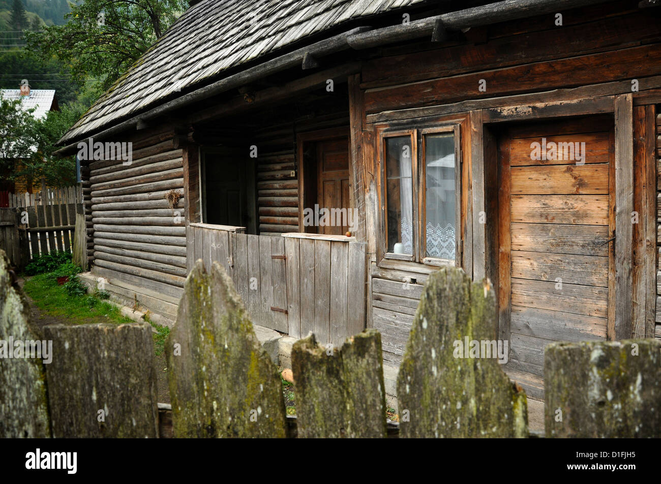 Traditional Romanian rural house in Transylvania Stock Photo - Alamy