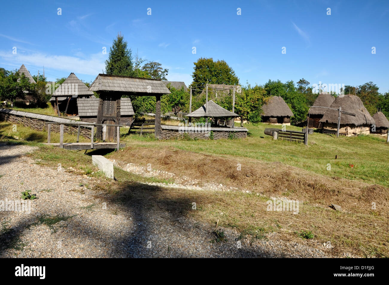 Traditional rural cottage with straw roof Stock Photo - Alamy