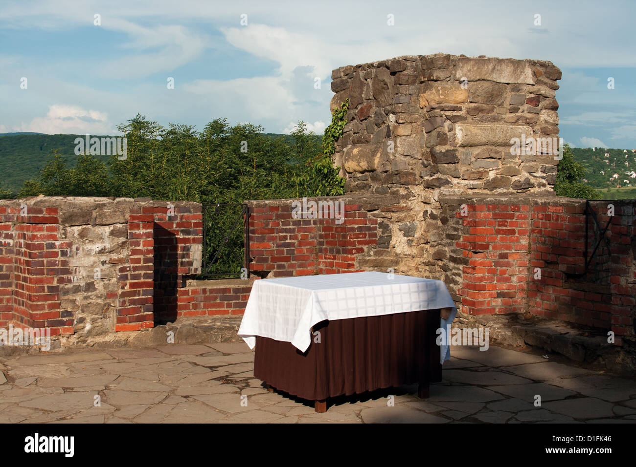 Table in castle hi-res stock photography and images - Alamy