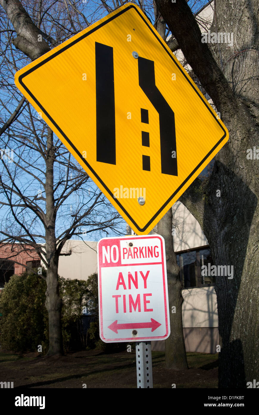 Merging sign hi-res stock photography and images - Alamy