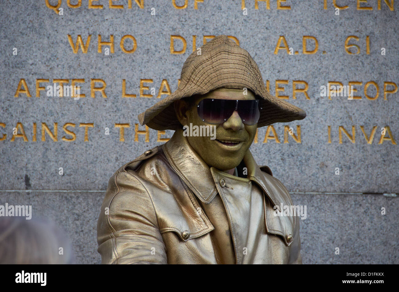 Gold statue mime hi-res stock photography and images - Alamy