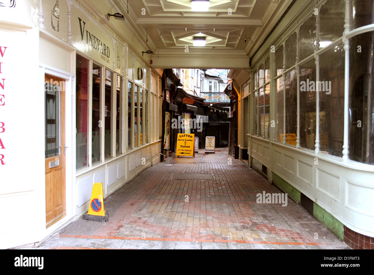 Empty arcade hi-res stock photography and images - Alamy