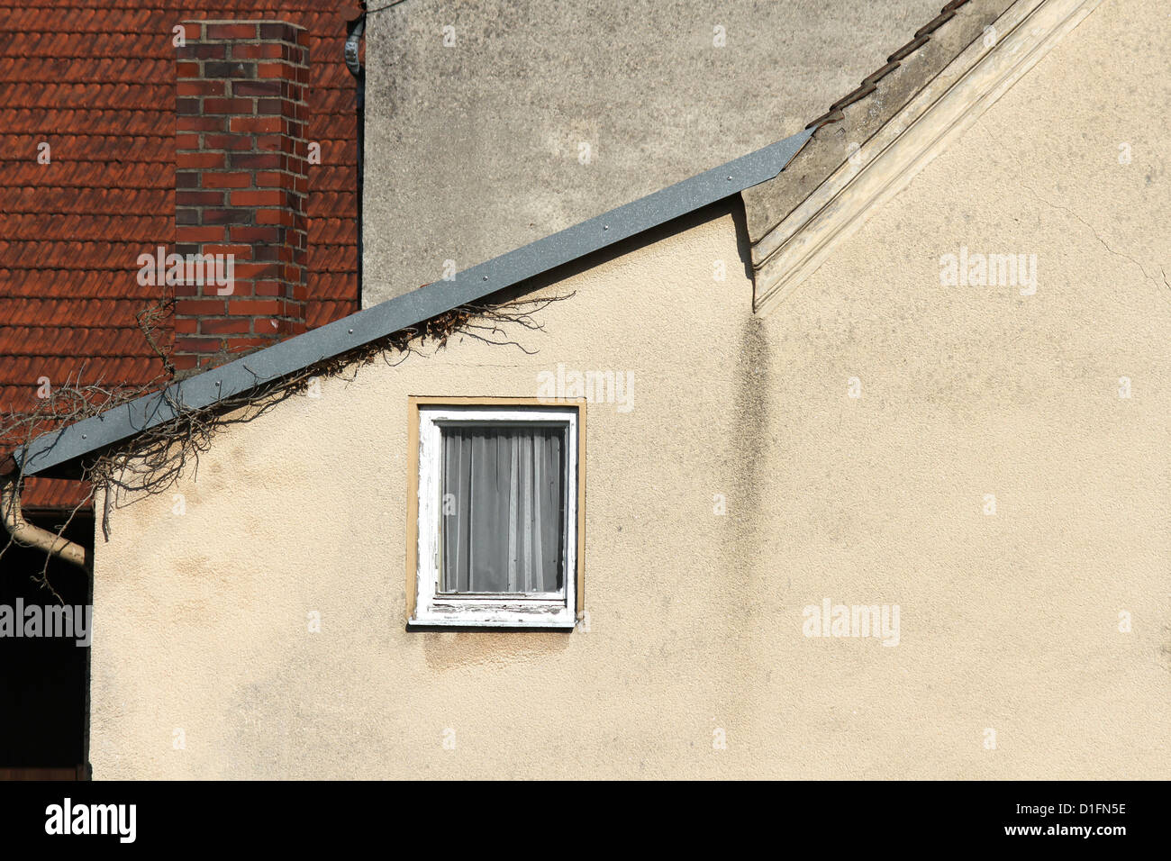 Facade of an old and damaged building Stock Photo - Alamy