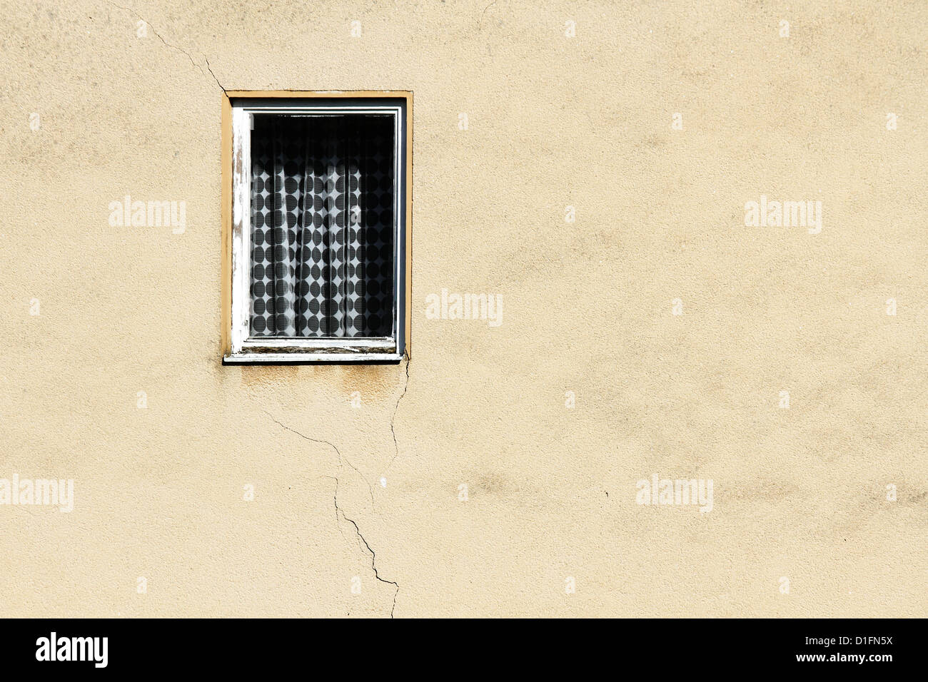 Facade of an old and damaged building Stock Photo - Alamy