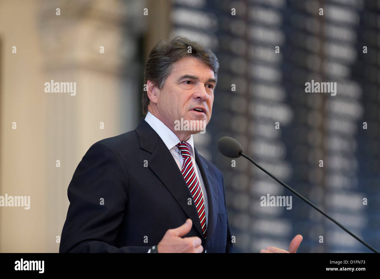 Texas Governor Rick Perry speaks in the House chamber at the state ...